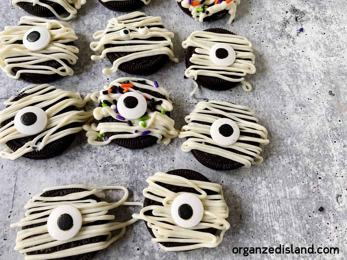 Easy Oreo Mummy Cookies Halloween Recipe - Organized Island
