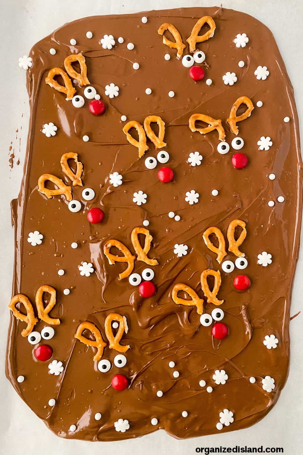 Christmas Chocolate Reindeer Bark - Organized Island