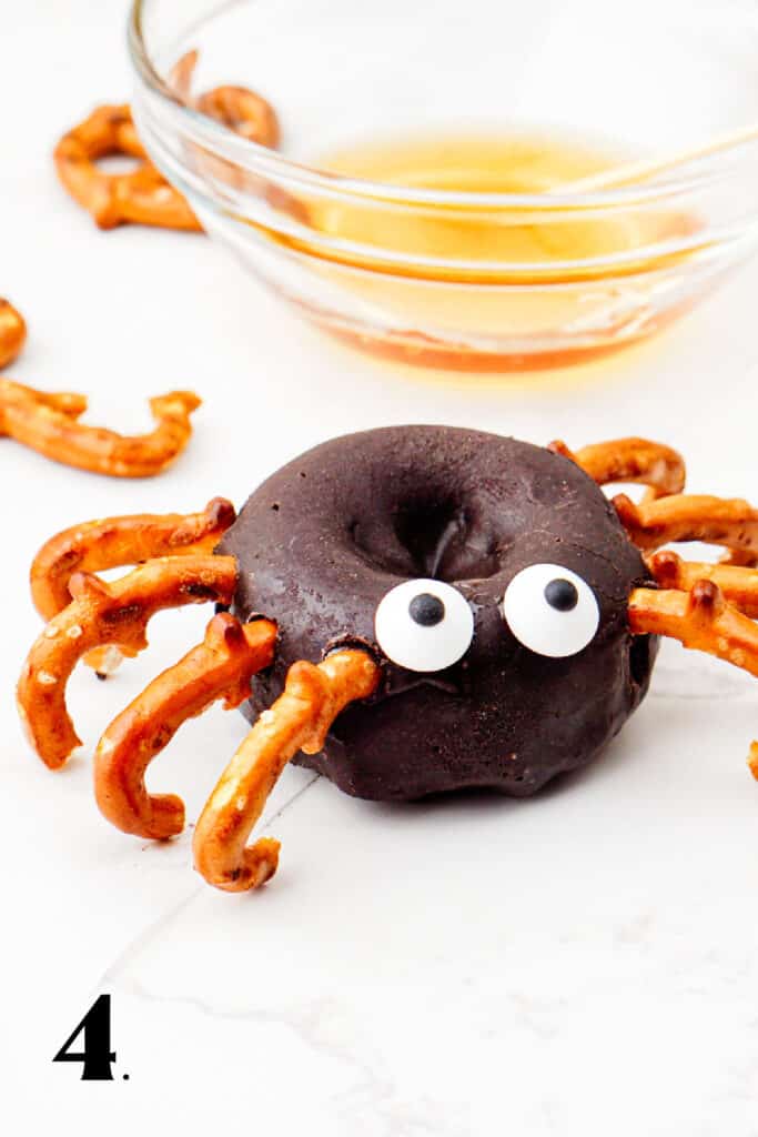 No Bake Mini Donut Spiders Halloween Treat - Organized Island