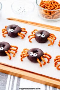 No Bake Mini Donut Spiders Halloween Treat - Organized Island
